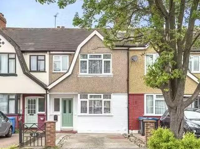 3+ bedroom house to rent in Heatherdene Close, Mitcham, Surrey.