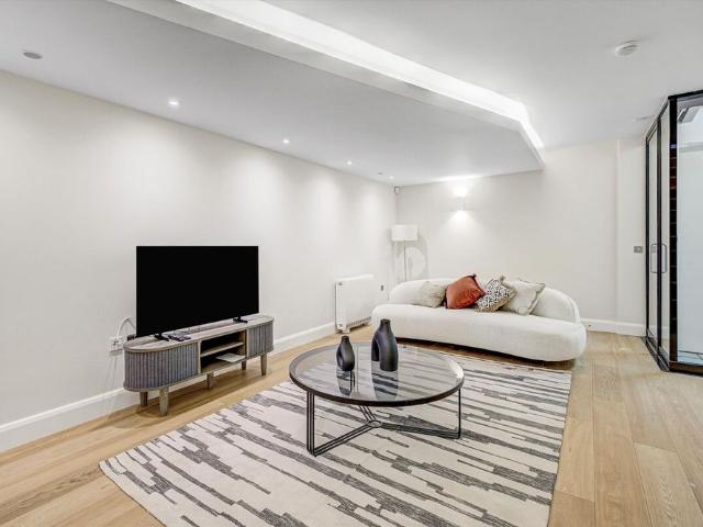 3 bedroom house to rent in Marylebone