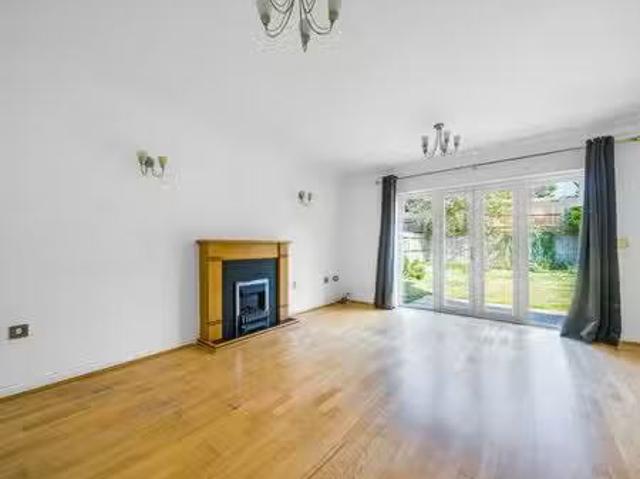 3+ bedroom house to rent in Marl Field Close, Worcester Park.