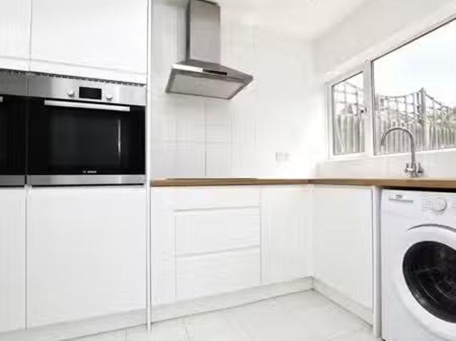 3+ bedroom house to rent in Squirrels Heath Road, Romford, RM3