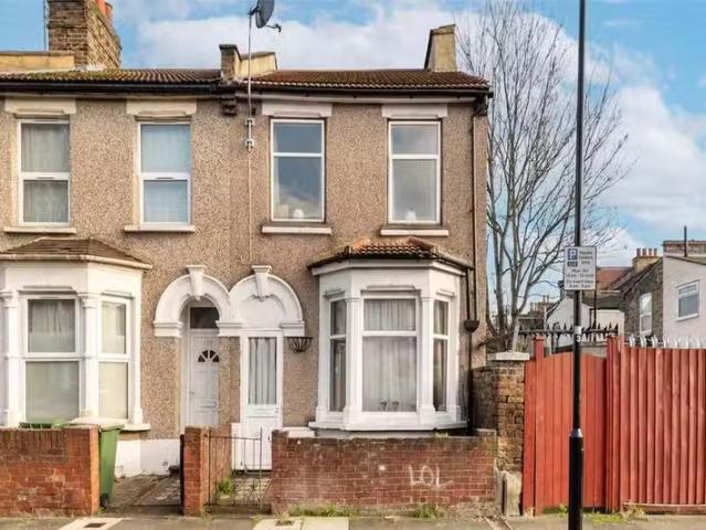 3 bedroom House to rent, Meath Road, Stratford, E15 £2,200 pcm