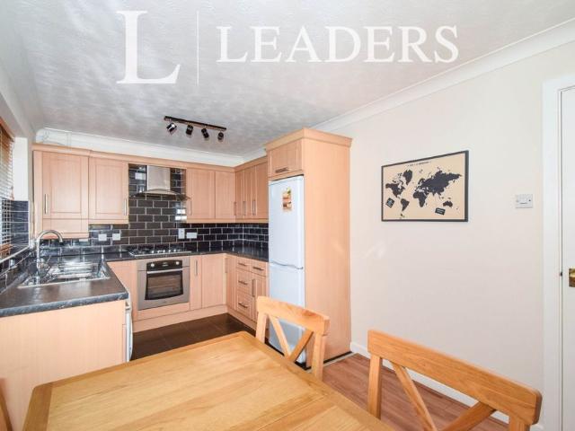 3 bedroom house to rent Oaktree Close, Hamilton, Leicester, LE5