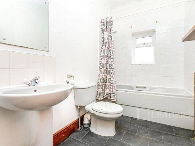 3 bedroom house to rent Oaks Road, Woking, GU21