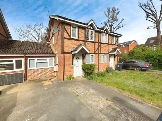 3 bedroom House to rent, Ravenfield, Englefield Green, TW20 £.