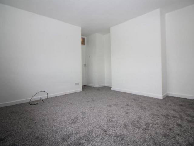 3 Bedroom House Terraced To Let