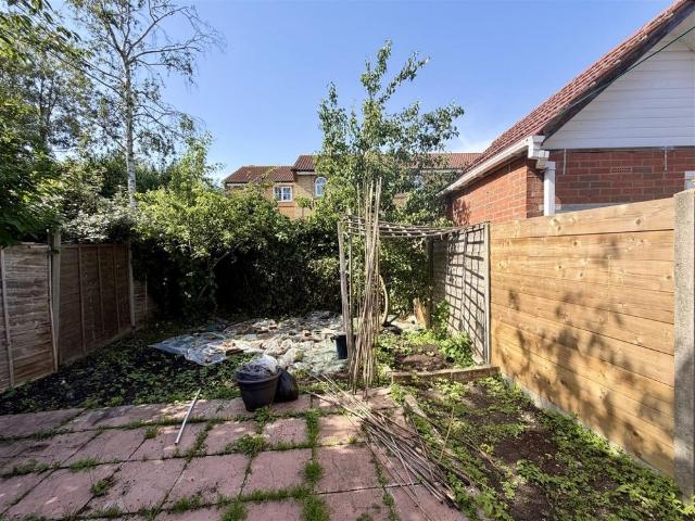 3 Bedroom House Terraced To Let