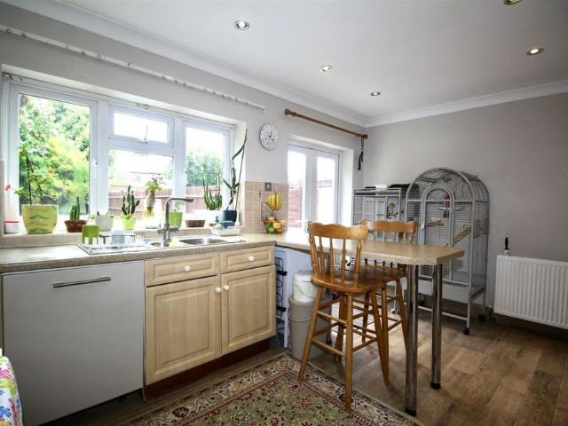 3 Bedroom House Terraced To Let