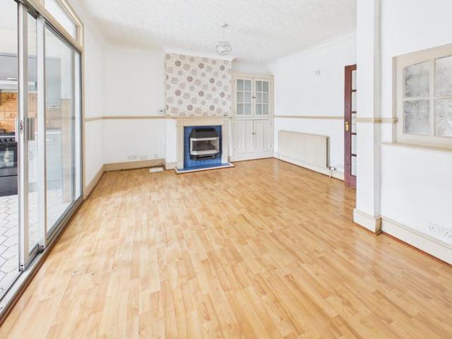 3 bedroom house terraced to rent