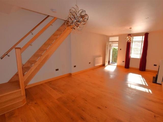 3 bedroom house terraced to rent