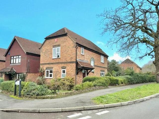 3 Bedroom House Yateley Hampshire 101892412