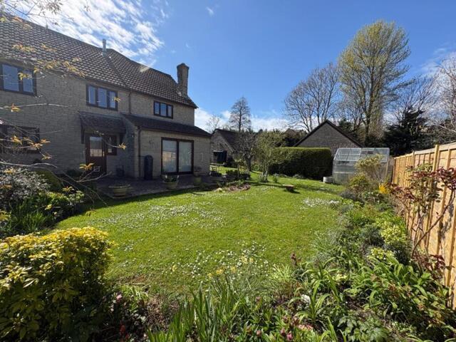 3 Bedroom House Yetminster Yetminster LS100917599