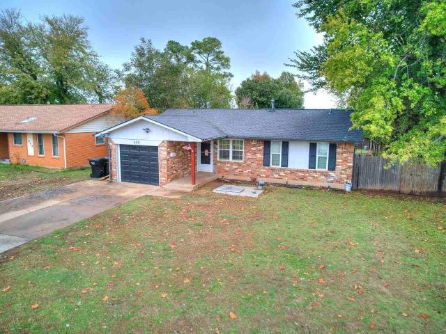 3 Bedroom Home for Rent at 605 Sw 10th St, Moore, OK 73160