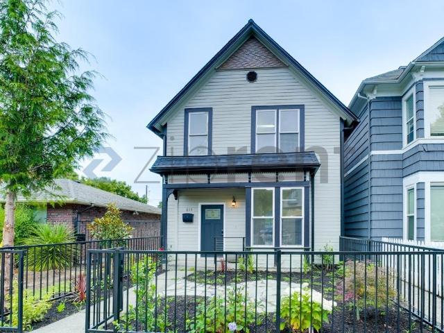 3 Bedroom Home for Rent at 615 Yakima Ave #NA, Tacoma, WA 98405 New Tacoma