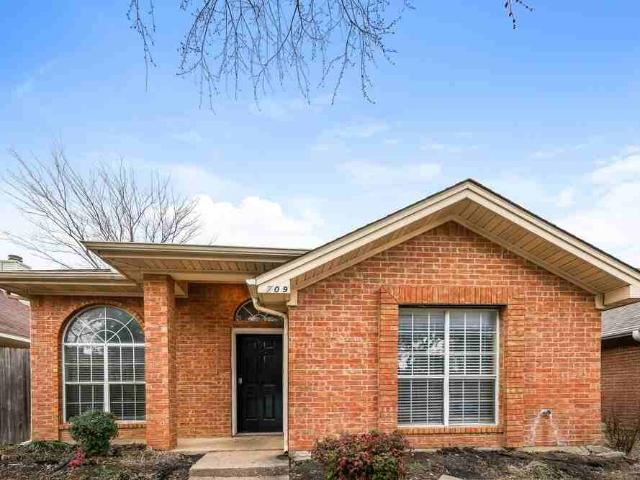 3 Bedroom Home for Rent at 709 Greenridge Dr, Arlington, TX 76017