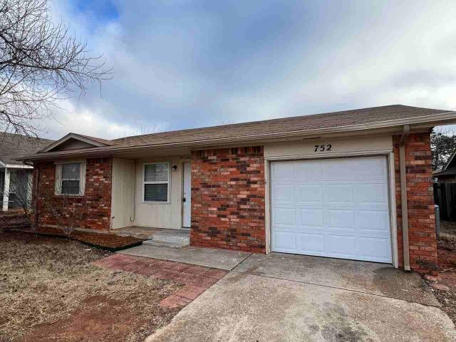 3 Bedroom Home for Rent at 752 W Forest Dr, Mustang, OK 73064