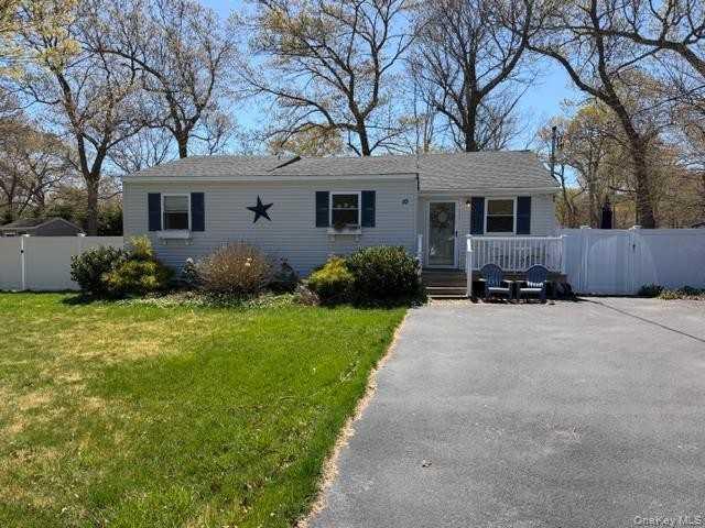 3 Bedroom Home for Rent at 10 Hollingsworth Pl, Centereach, NY 11720 Centereach