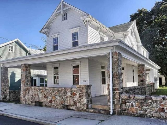 3 Bedroom Home for Rent at 209 S Washington St, Mechanicsburg, PA 17055