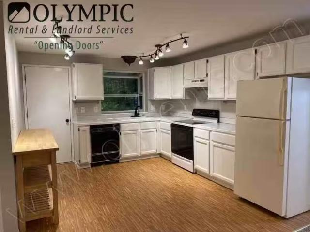 3 bedroom home in Sunwood Lakes w/ Lake access & community clu.