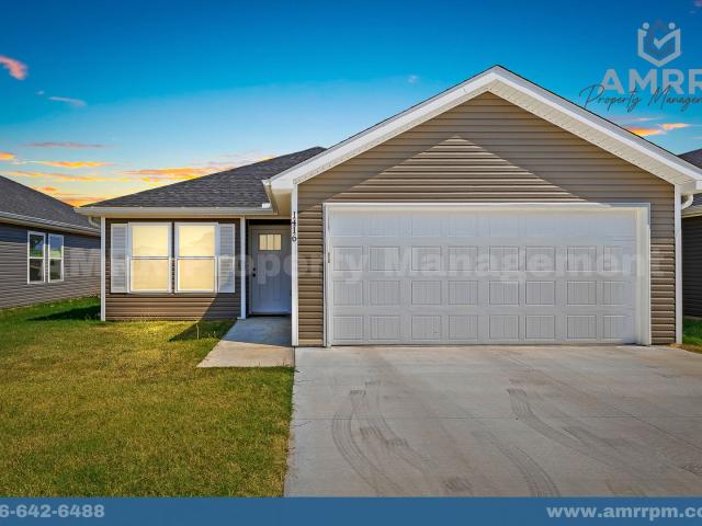 3 Bedroom Home In Suburban Style Neighborhood!
