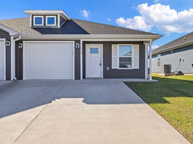 3 Bedroom Home In Suburban Style Neighborhood!
