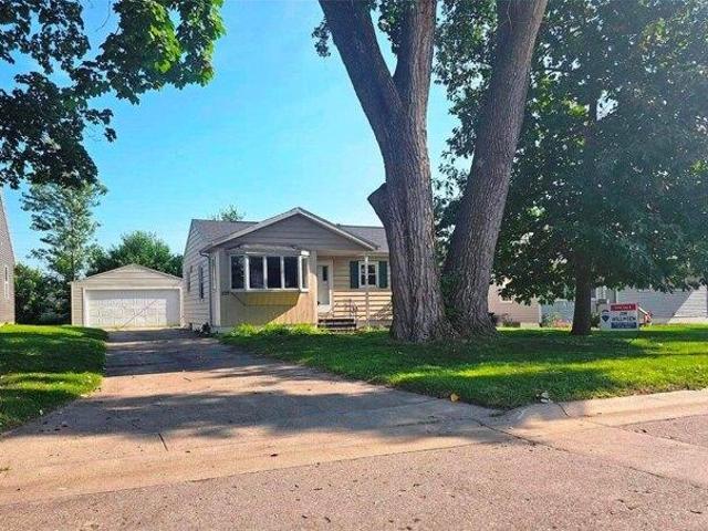 3 bedroom, Hiawatha IA 52233 93341878