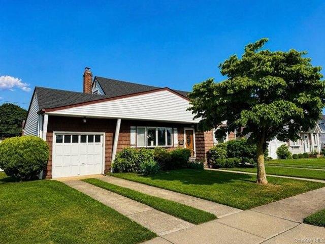 3 bedroom, Hicksville NY 11801 104900020