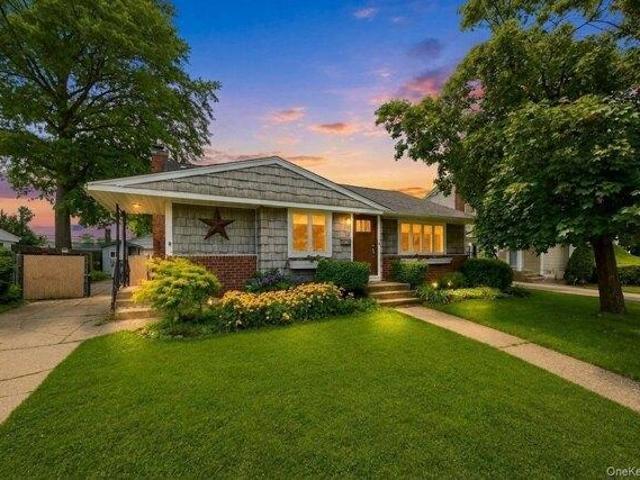 3 bedroom, Hicksville NY 11801 104901781