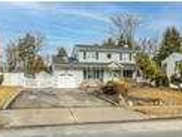 3 bedroom in Commack NY 11725