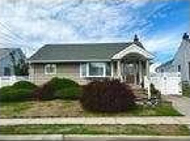 3 bedroom in Hicksville New York 11801