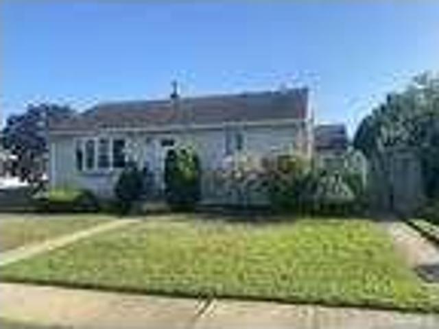 3 bedroom in Hicksville New York 11801