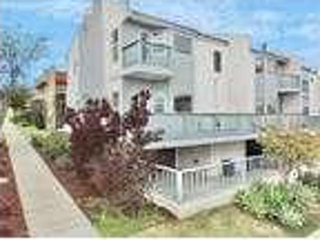3 bedroom in Signal Hill CA 90755