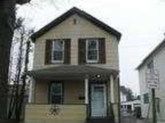 3 bedroom in Westbury NY 11590