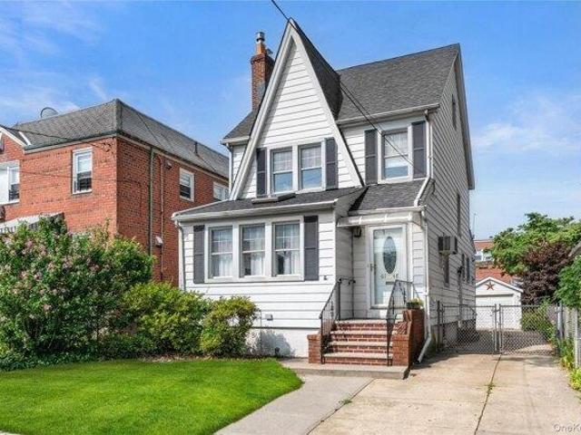 3 bedroom, Oakland Gardens NY 11364 104898035