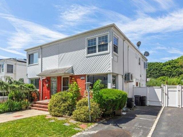 3 bedroom, Oakland Gardens NY 11364 104904110