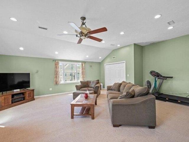 3 bedroom, Lowell MA 01851 105095279
