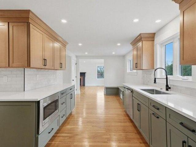 3 bedroom, Lowell MA 01852 102411898