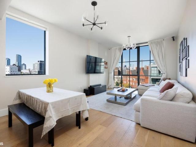 3 bedroom, Long Island City NY 102245786