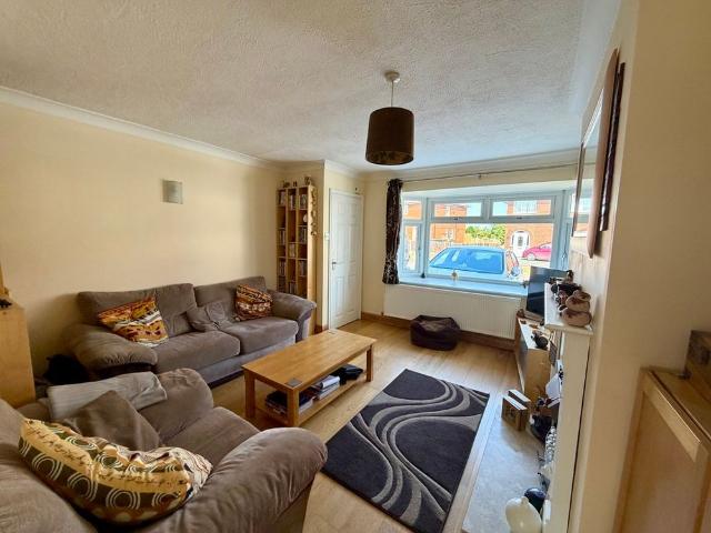3 bedroom link detached house to let