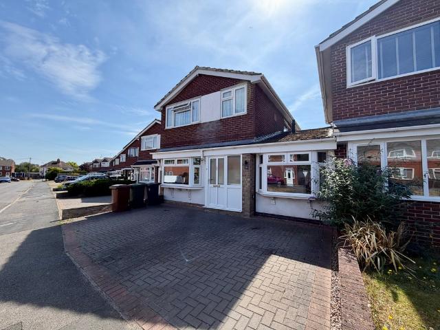3 bedroom link detached house to let