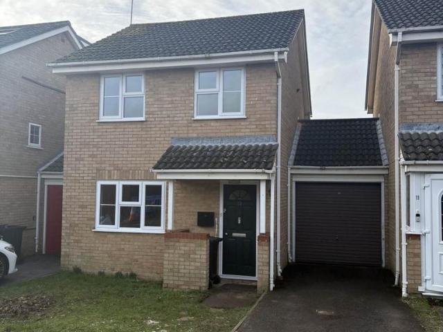 3 bedroom link detached house to rent