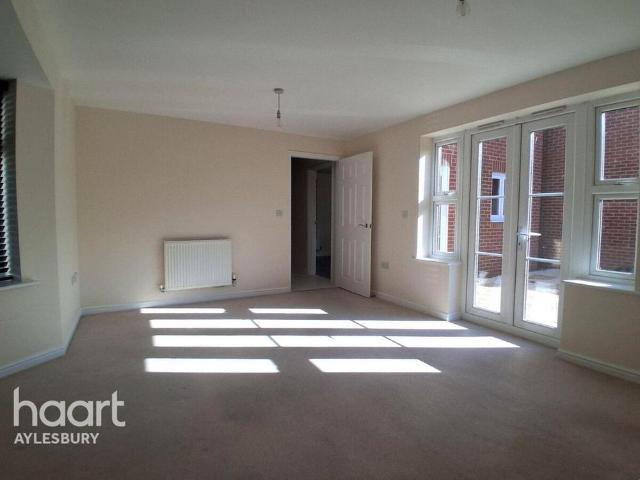 3 bedroom link detached house to rent