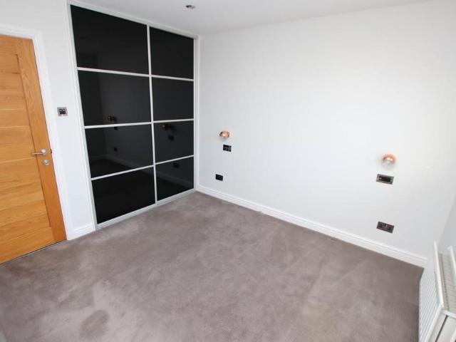 3 bedroom link detached house to rent