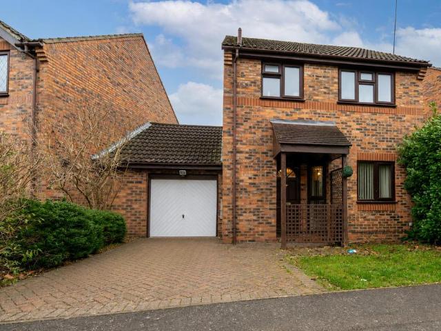 3 bedroom link detached house to rent