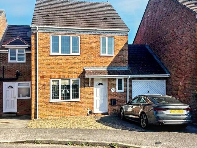 3 bedroom link detached house to rent