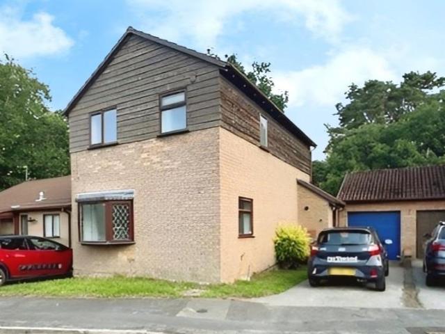 3 bedroom link detached house to rent