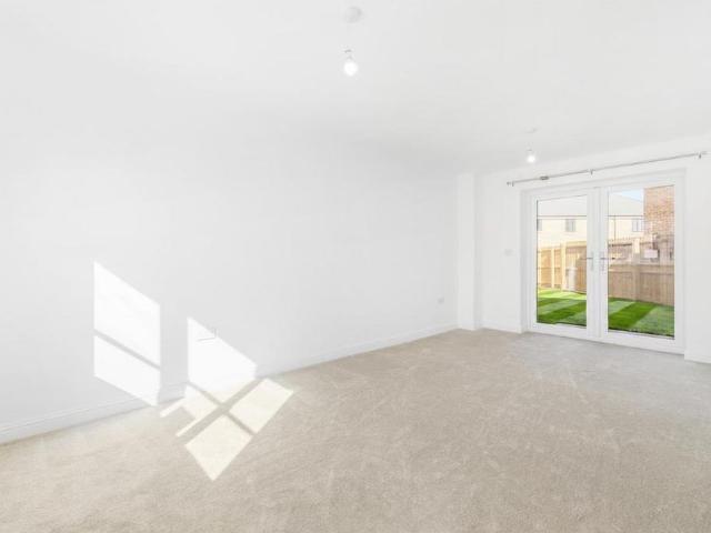 3 bedroom link detached house to rent