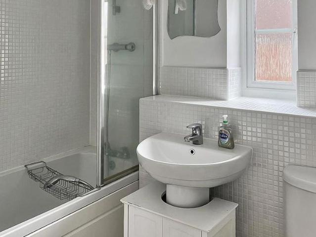 3 bedroom link detached house to rent