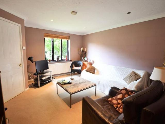 3 bedroom link detached house to rent