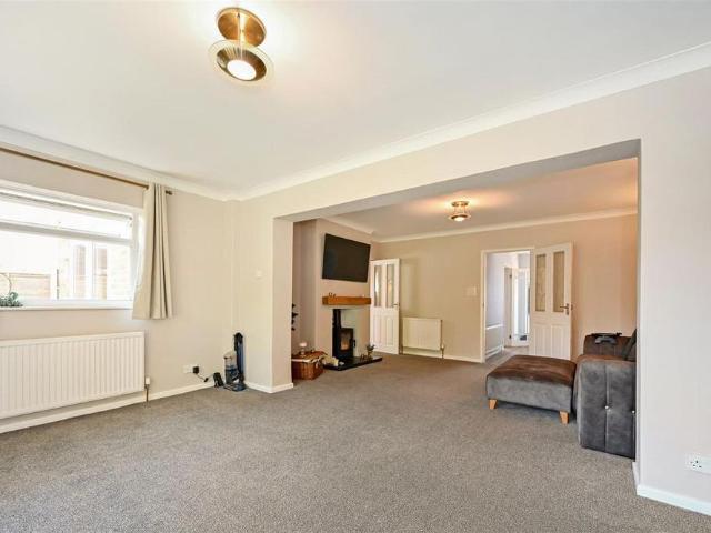 3 bedroom link detached house to rent