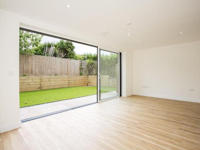 3 bedroom link detached house to rent